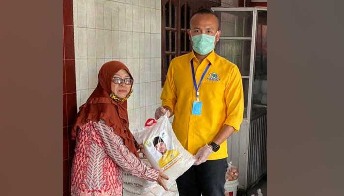 Akbar Himawan Buchari Bagikan Sembako Kepada Warga di Tengah Pandemi ...